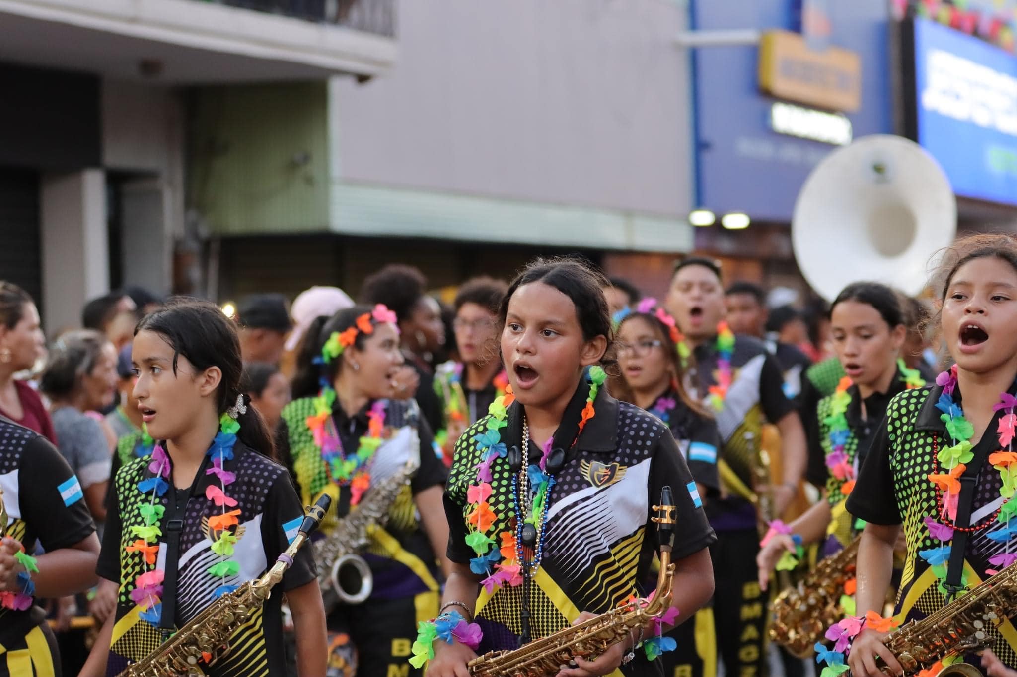 Con broche de oro y al ritmo de Polache, La Máquina y Gente de Zona ...